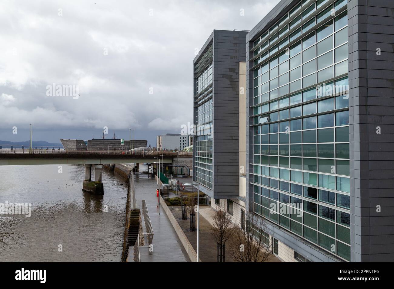 The Dundee V&A and Tay Bridge Stock Photo - Alamy