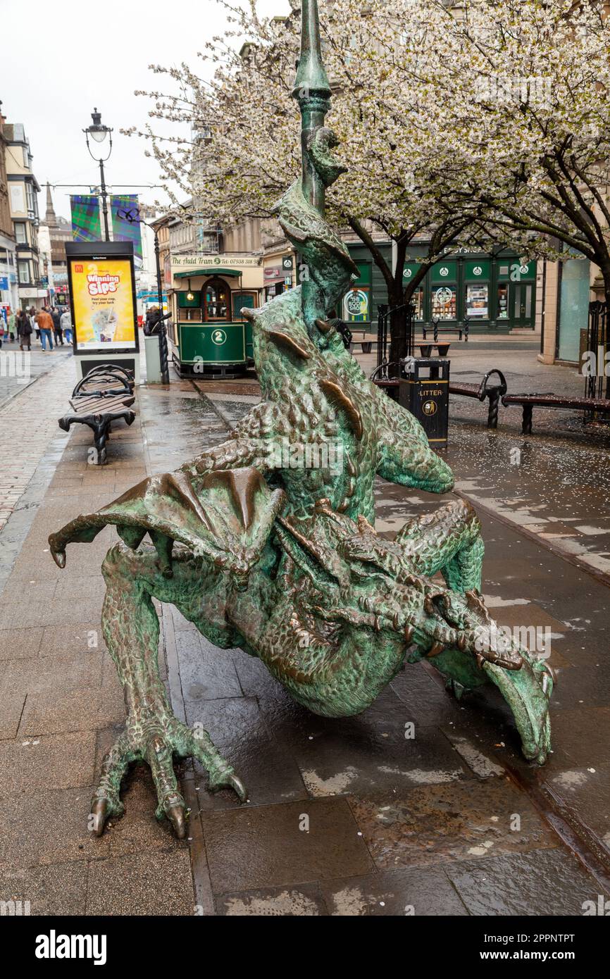 Dragon sculpture dundee hi-res stock photography and images - Alamy