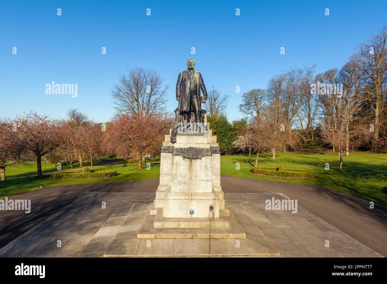 Andrew Carnegie statue in Pittencrieff park ,Dunfermline, Fife ...