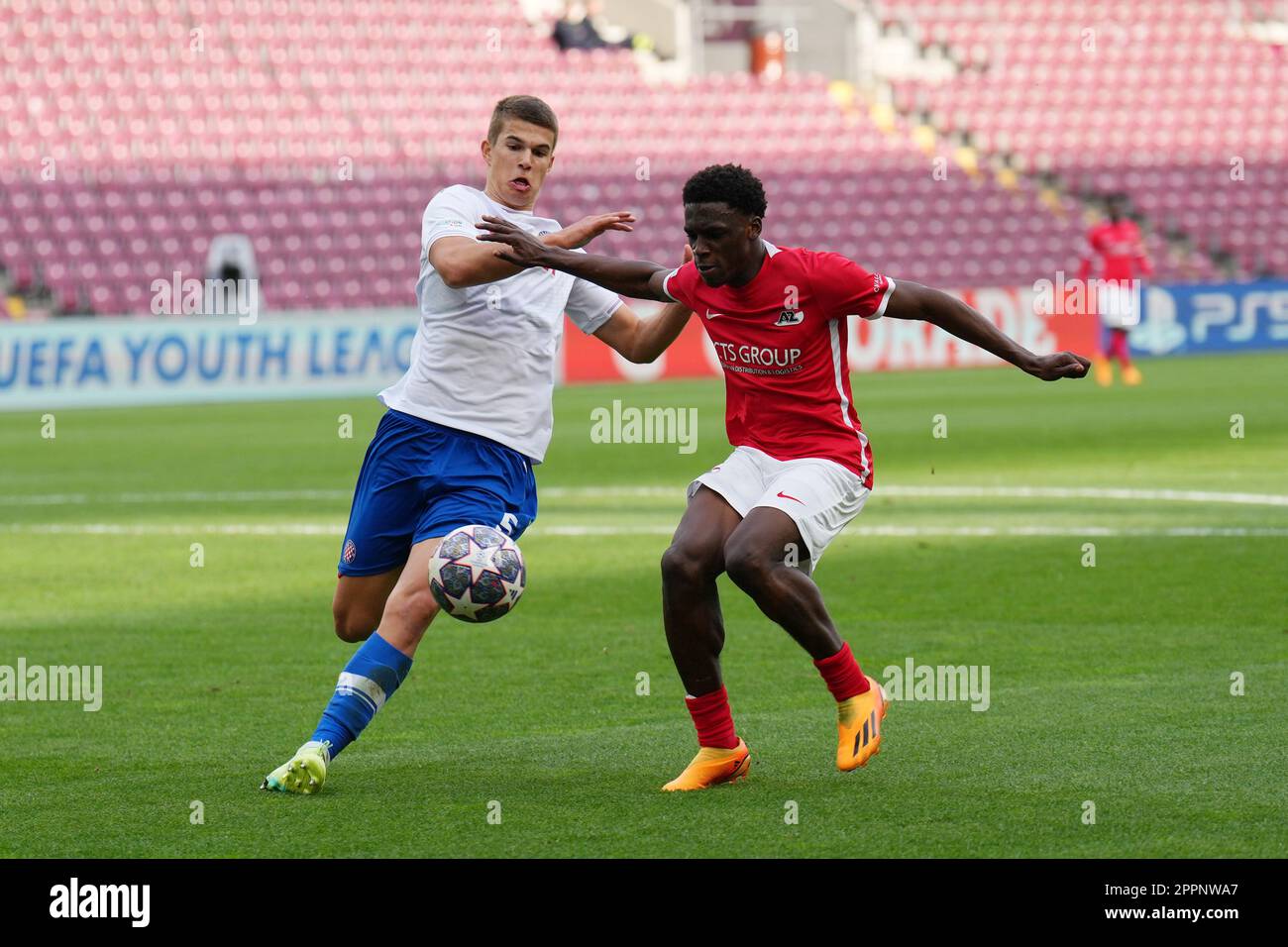 GENEVA - (lr) Luka Vuskovic of Hajduk Split, Ernest Poku of AZ during the UEFA Youth League ...