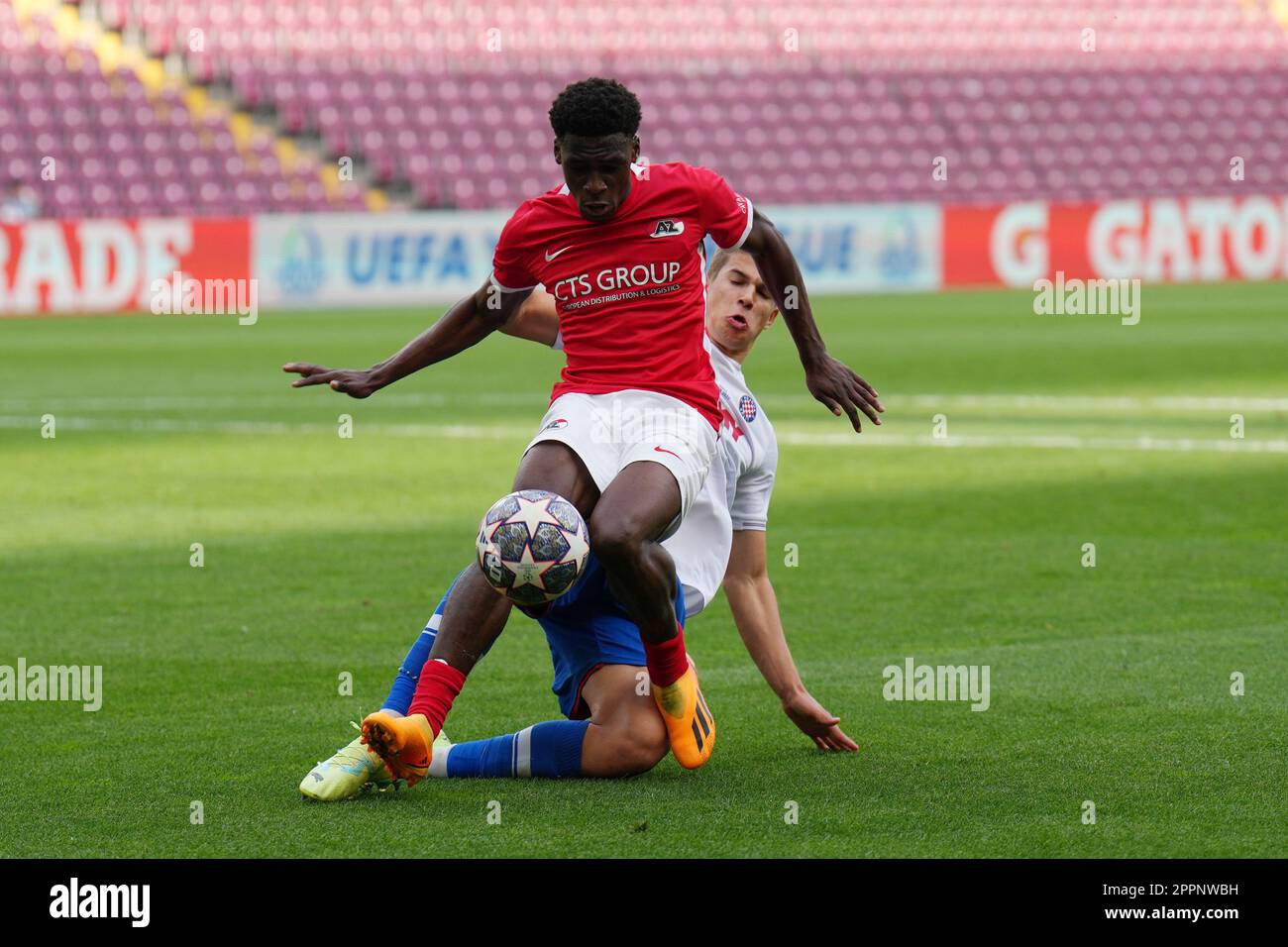 GENEVA - (lr) Luka Vuskovic of Hajduk Split, Ernest Poku of AZ during the UEFA Youth League ...