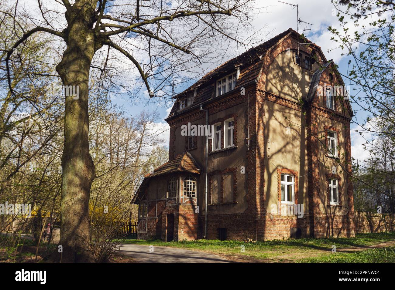 Brick detached house hi-res stock photography and images - Alamy