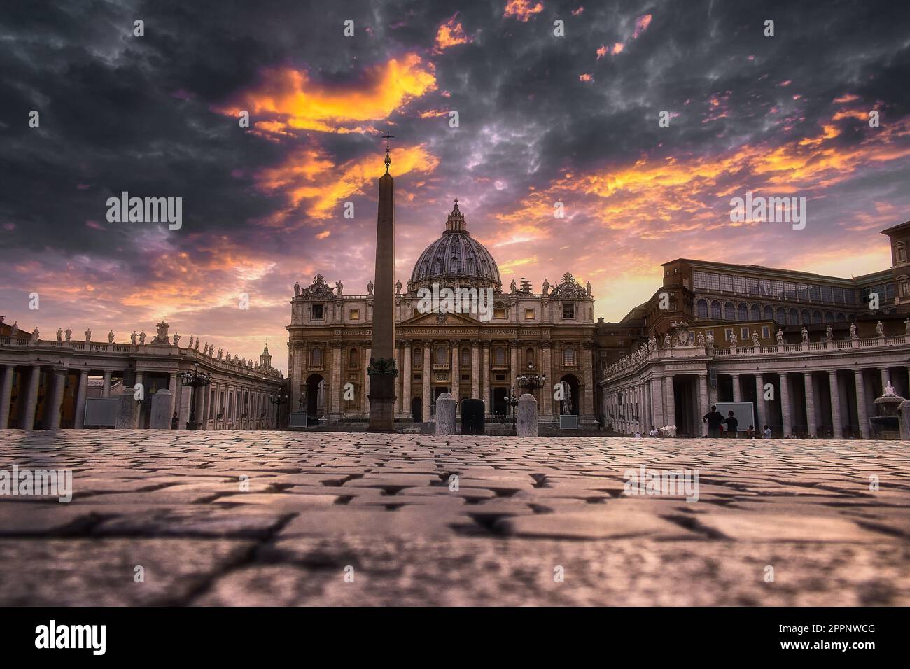Piazza San Pietro in Vaticano, Roma. Il cielo drammatico al tramonto ...