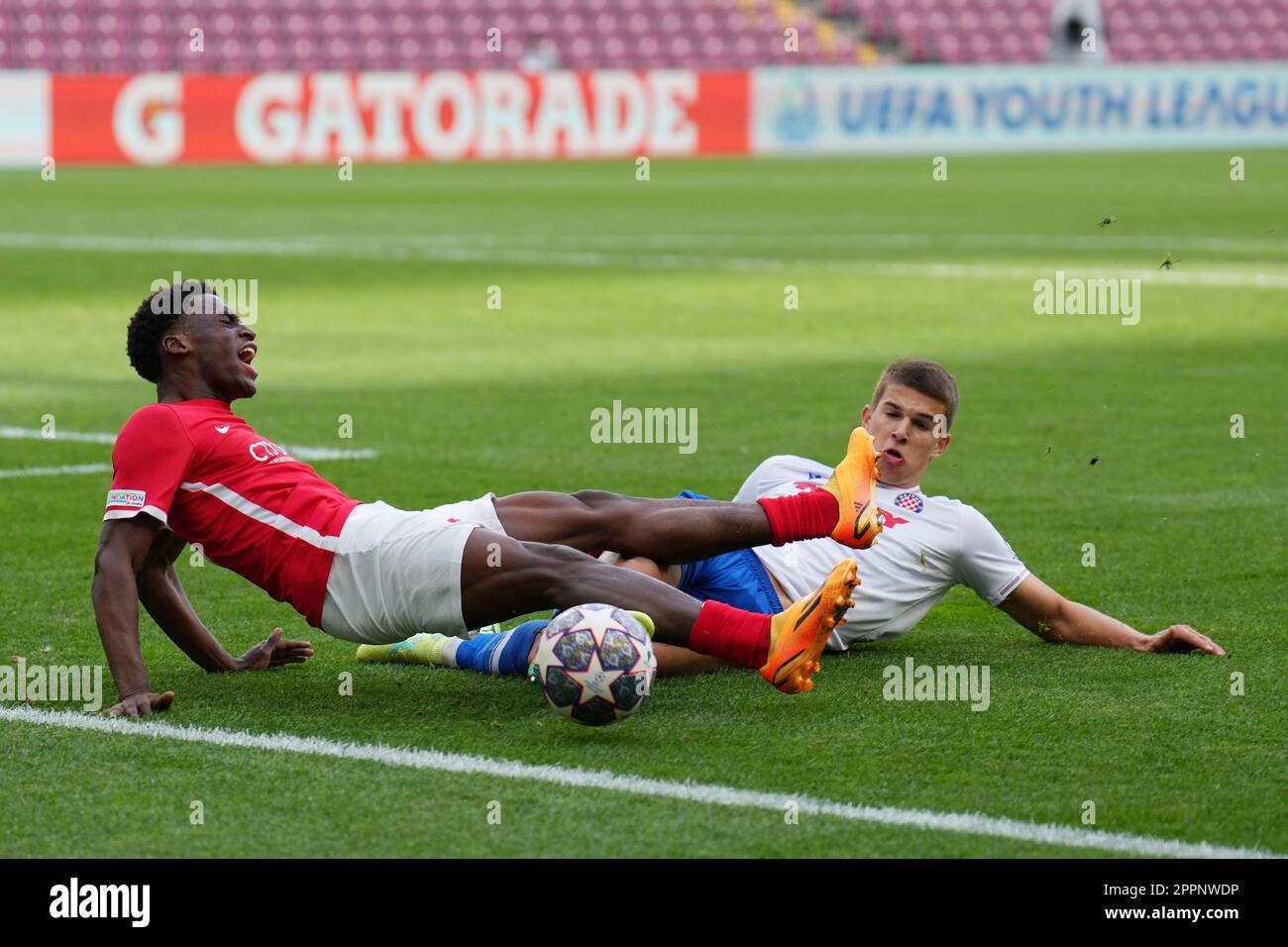 GENEVA - (lr) Luka Vuskovic of Hajduk Split, Ernest Poku of AZ during the UEFA Youth League ...