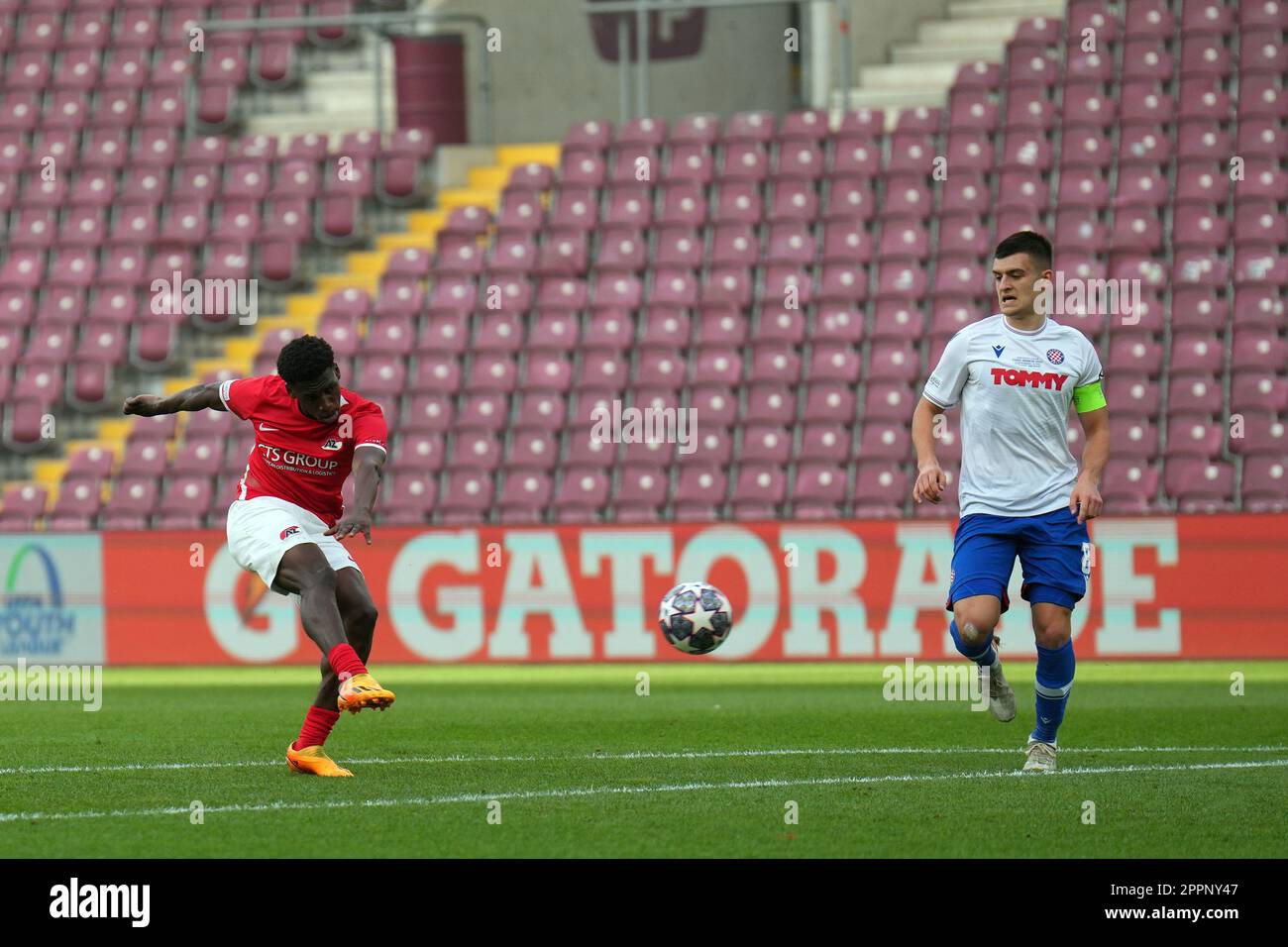 GENEVA - (lr) Ernest Poku of AZ, Marko Capan of Hajduk Split during the UEFA Youth League final ...