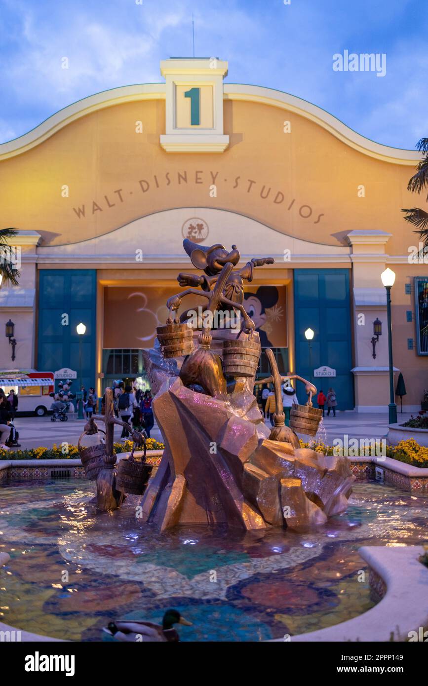 The Sorcerer's Fountain in front of the Walt Disney Studios building in ...