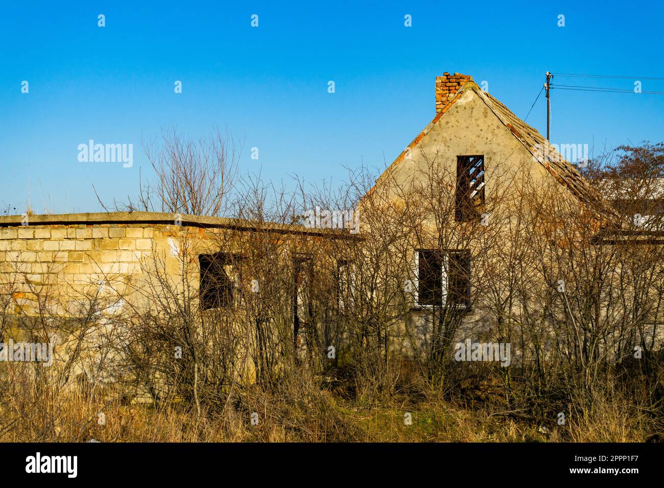 Closed abandoned vacant empty disrepair hi-res stock photography and ...