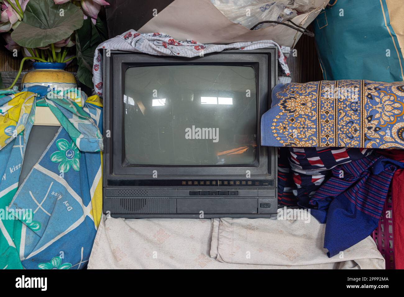 Tv old room hi-res stock photography and images - Alamy
