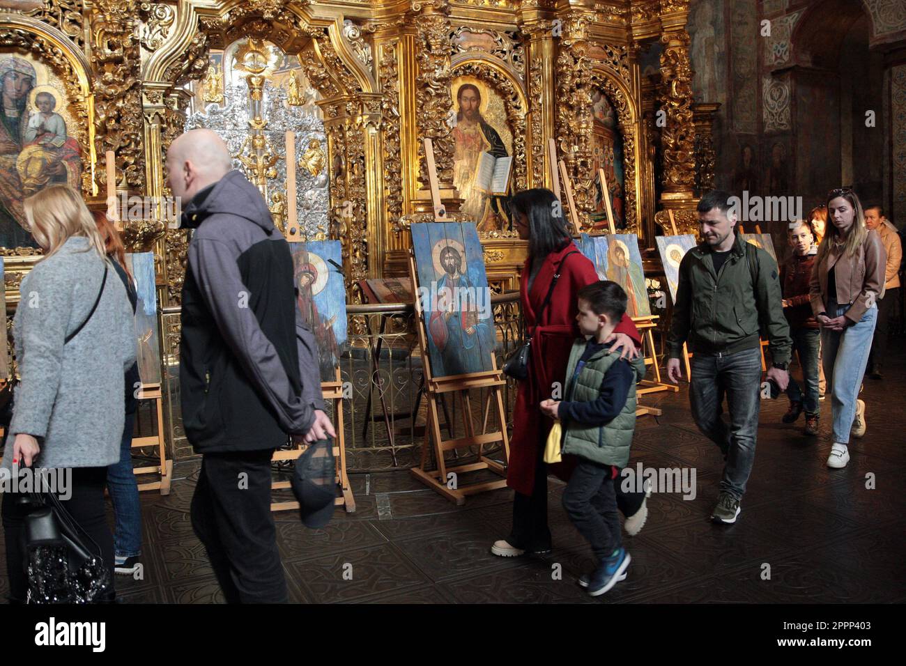 Non Exclusive: KYIV, UKRAINE - APRIL 22, 2023 - People look at the ...