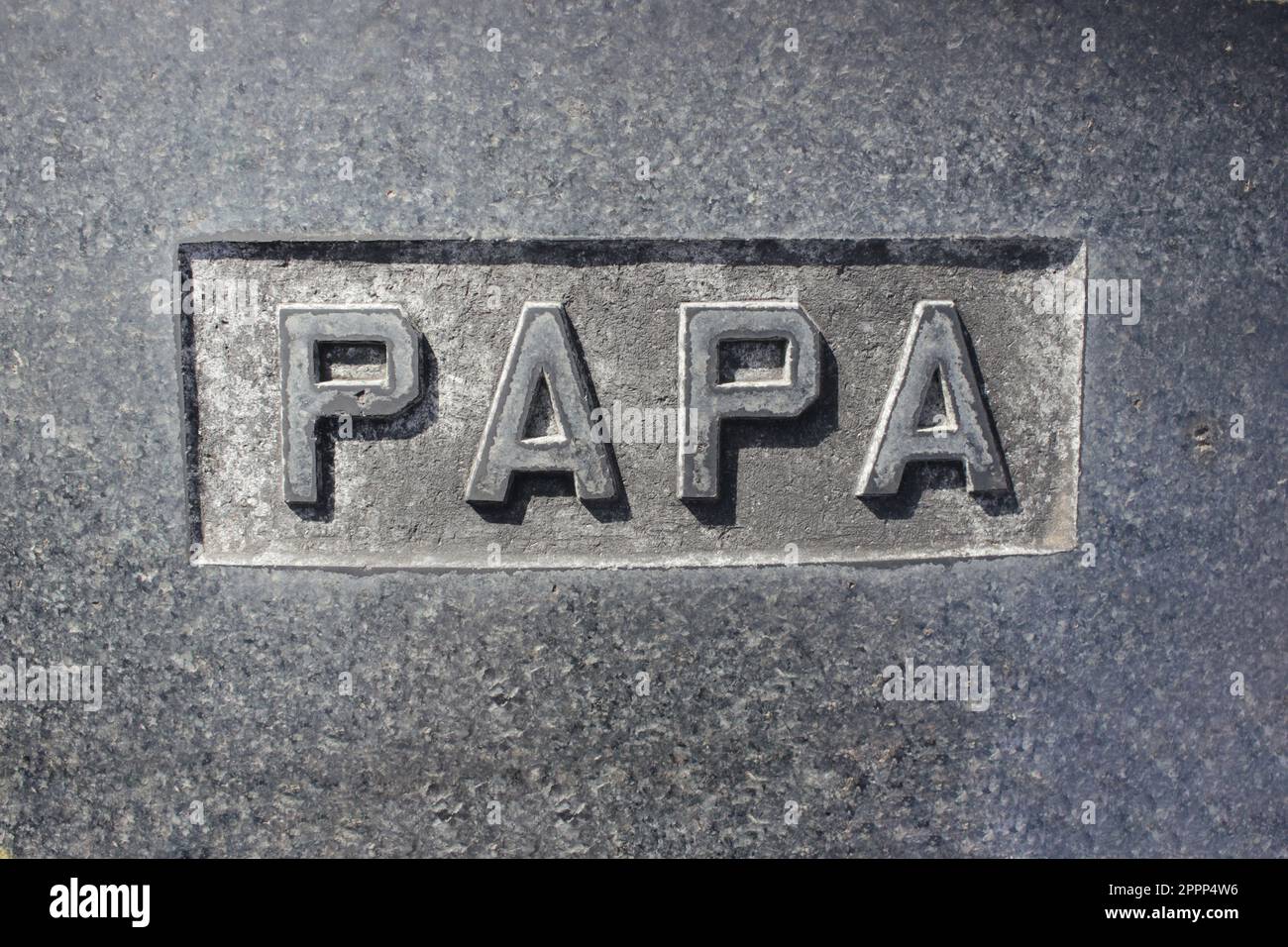 The word papa inscribed into a natural stone tombstone Stock Photo - Alamy