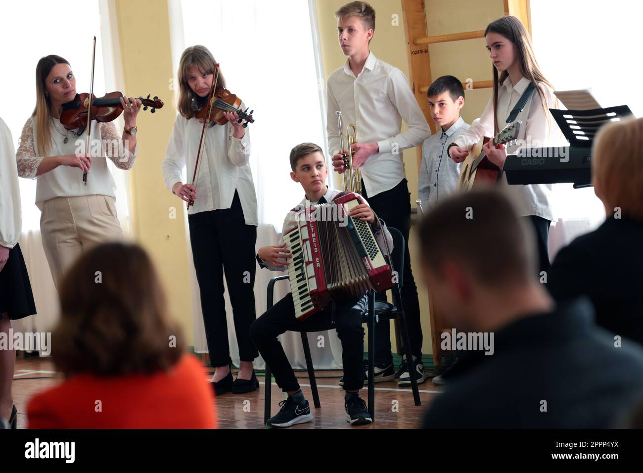Non Exclusive: MOSTYSKA, UKRAINE - APRIL 21, 2023 - Students perform ...