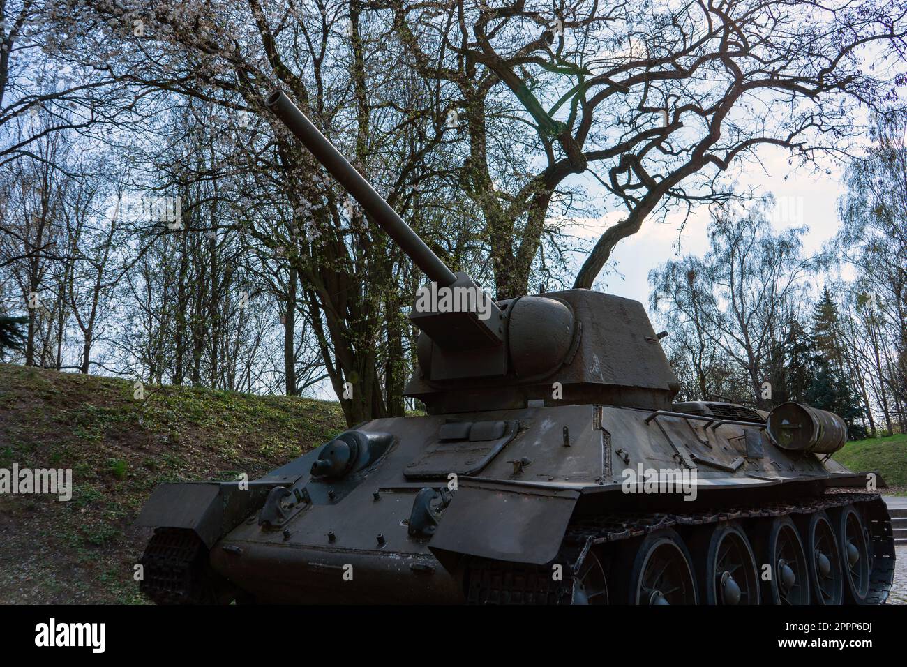 Soviet T34 tank under a blue sky. Tank-monument Stock Photo - Alamy