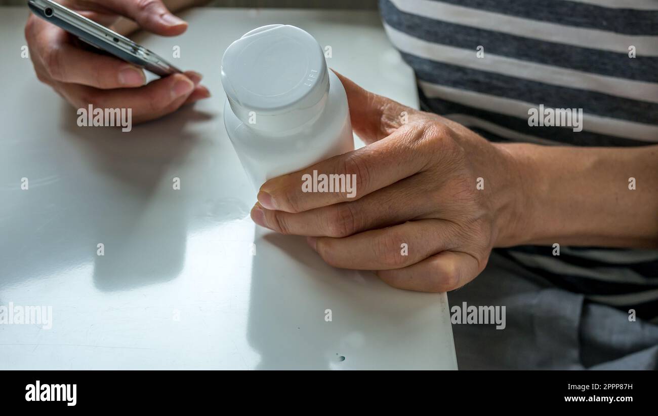 Patient instruction to use reading on a smart phone. Close up Stock ...