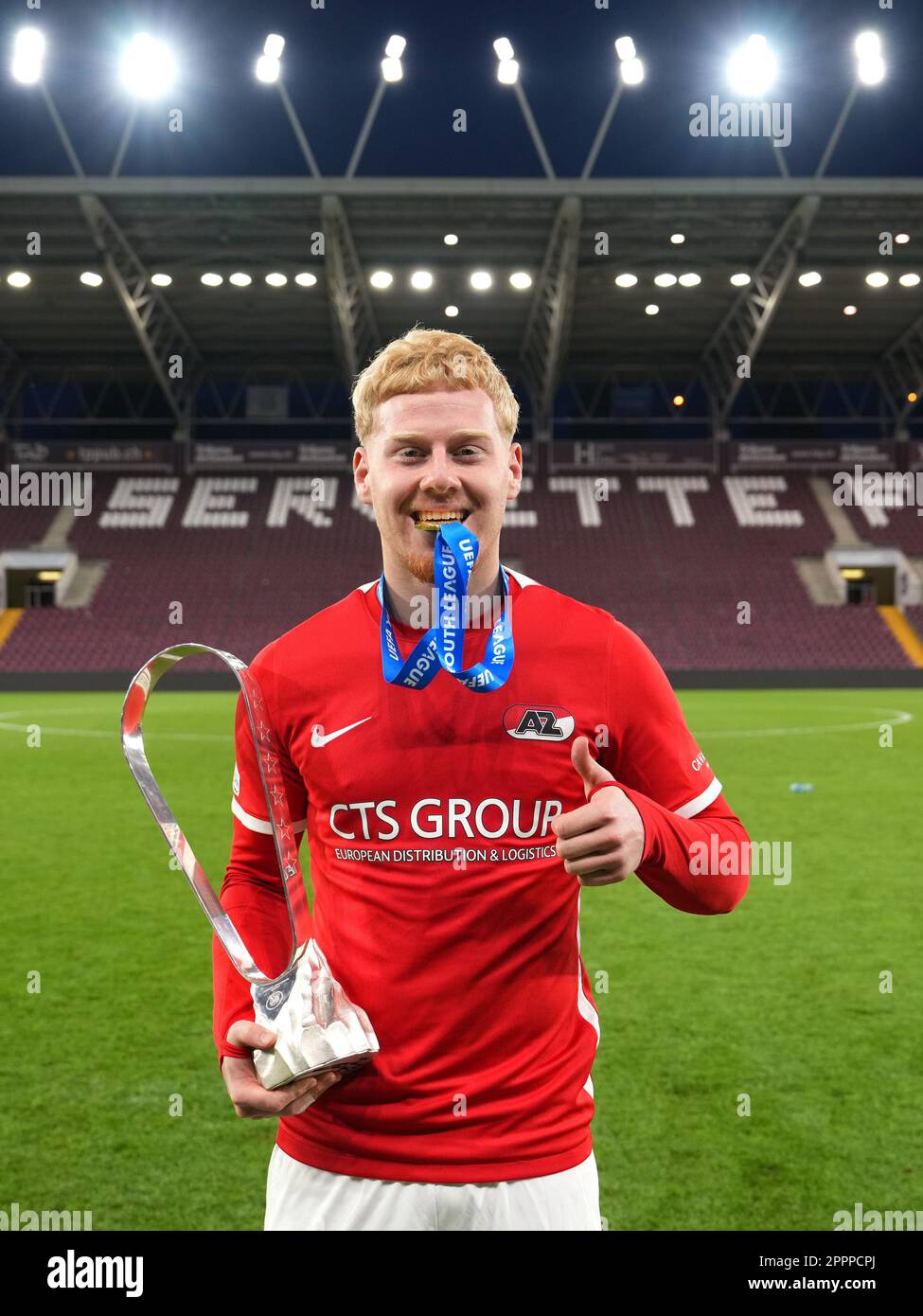 GENEVA - Mexx Meerdink of AZ with the Lennart Johansson Trophy during ...