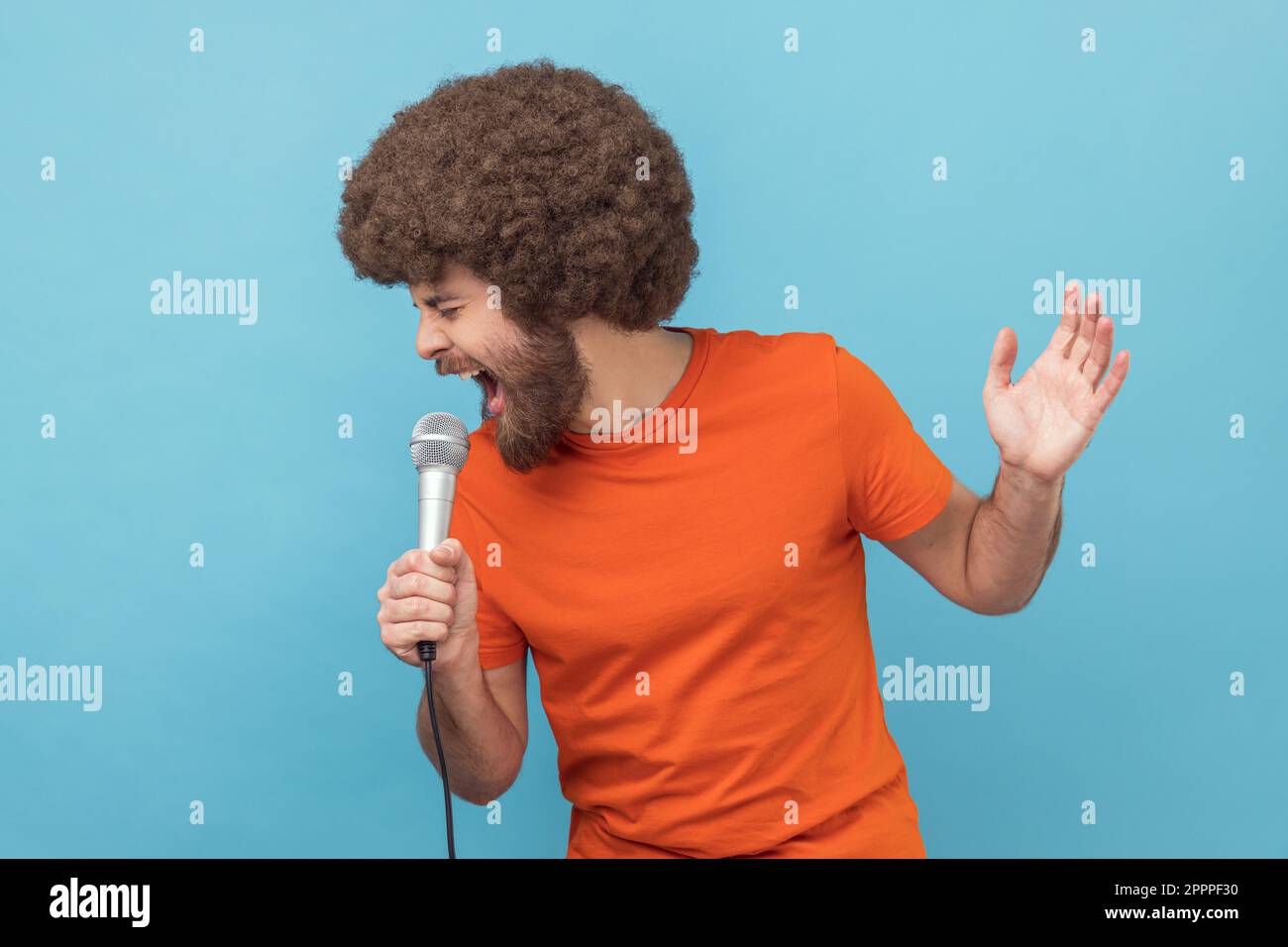 Singer with afro hi-res stock photography and images - Alamy