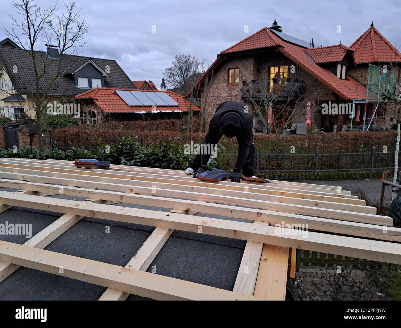 Lattung und Konterlattung auf dem Dach eines Gartenhauses Stock Photo ...