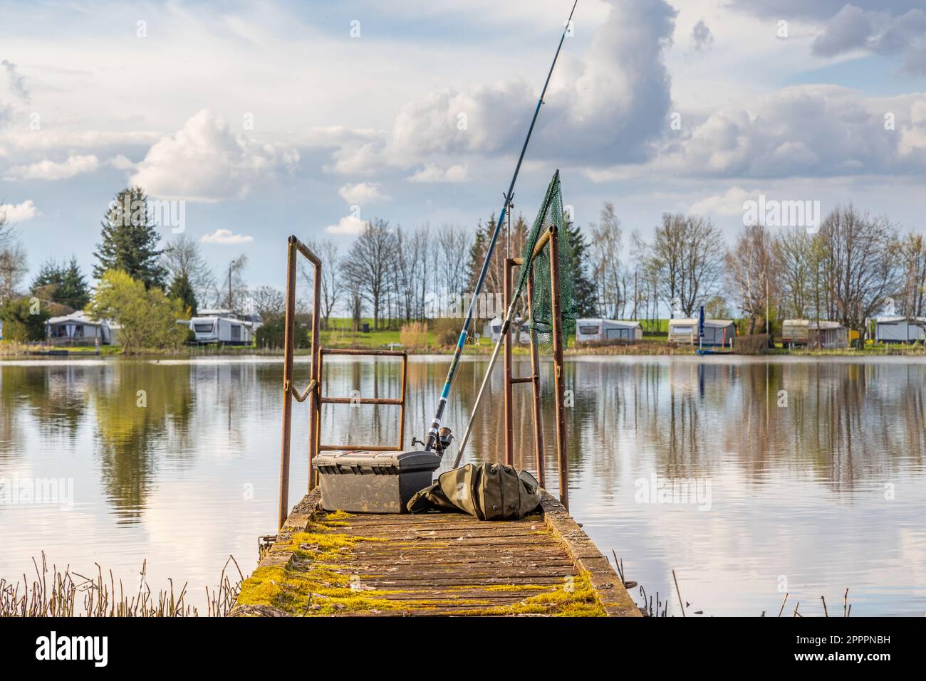 alter Steg mit Angelausrüstung Stock Photo - Alamy