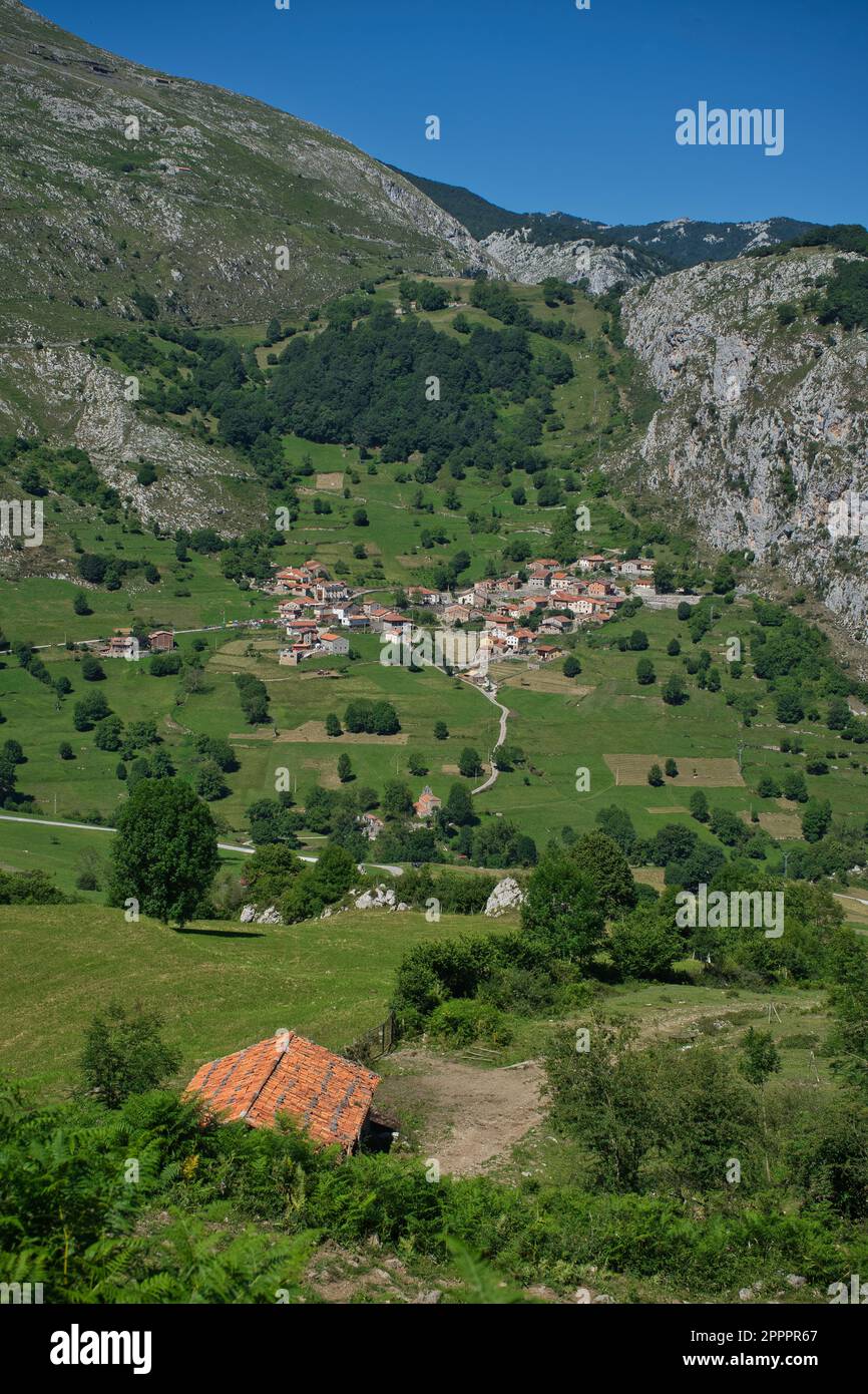 Wallpaper with a facades hi-res stock photography and images - Alamy