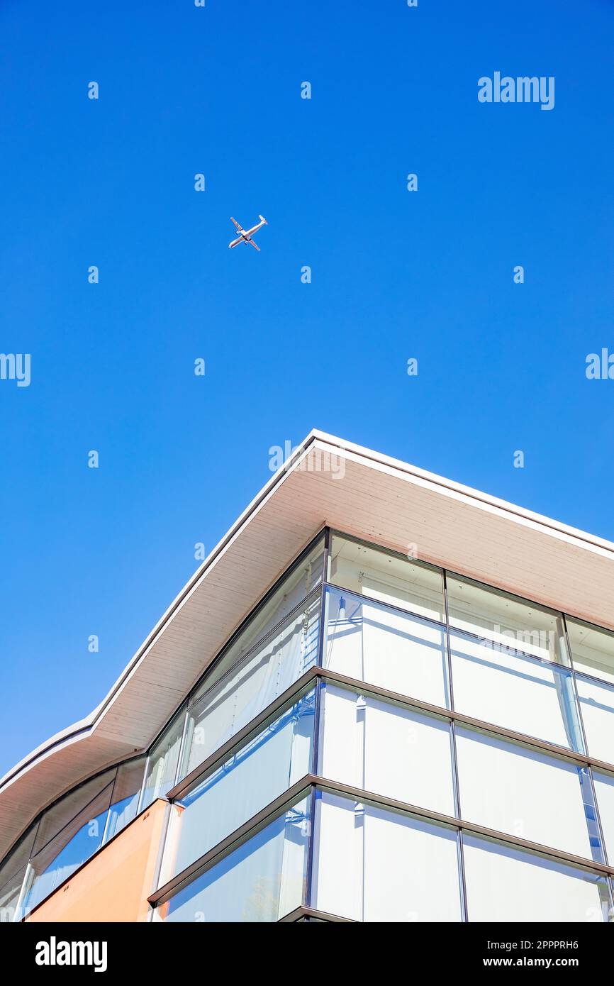 Airplane above an apartment building Stock Photo - Alamy
