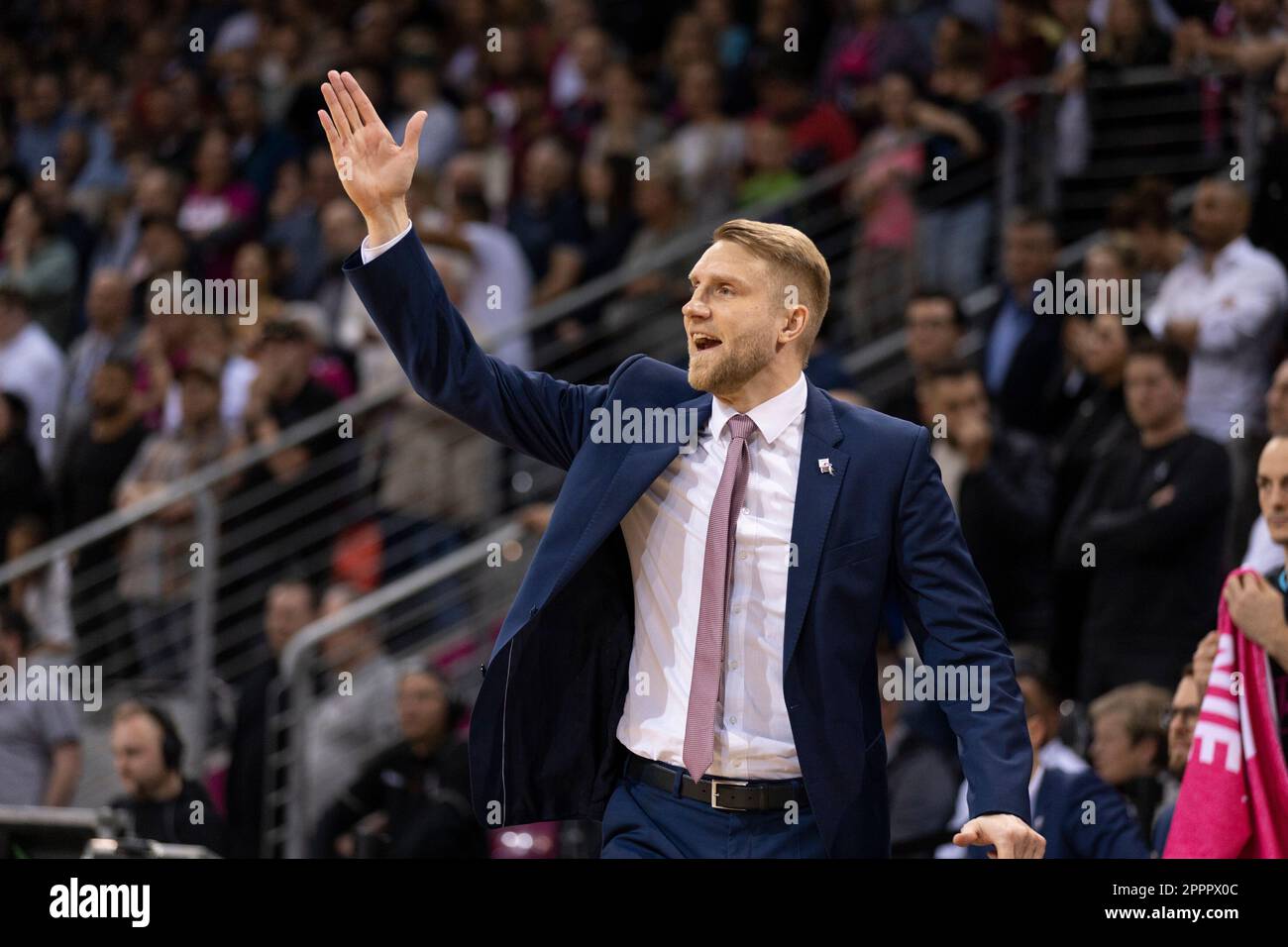 Bonn, Deutschland. 18th Apr, 2023. Head coach Tuomas IISALO (BON, mi ...
