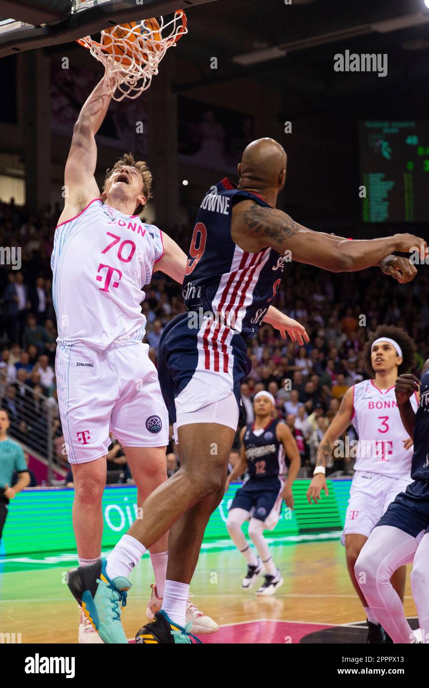 Bonn, Deutschland. 18th Apr, 2023. Finn DELANY (BON, left) throwing the ...