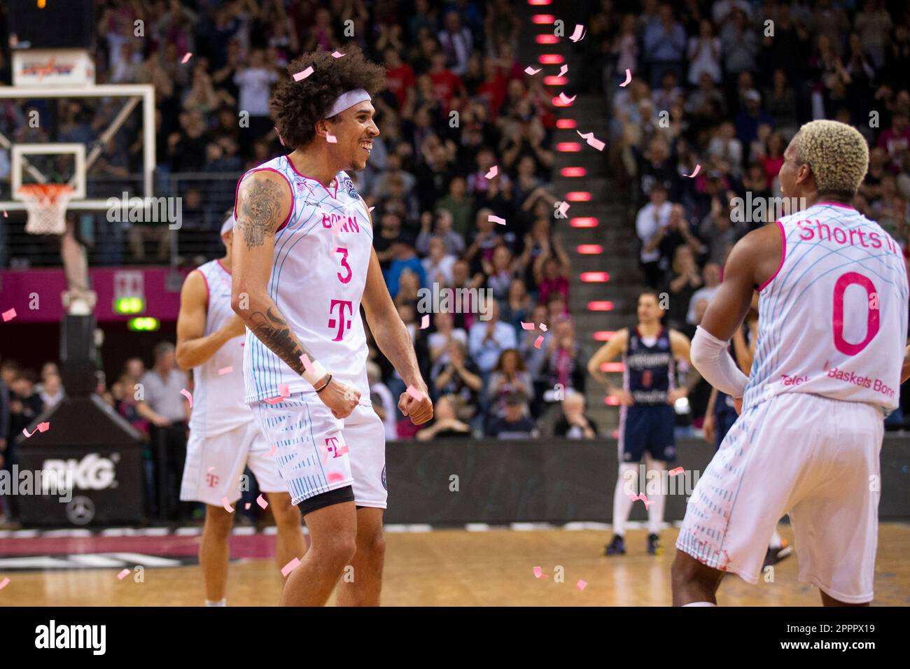 Bonn, Deutschland. 18th Apr, 2023. Tyson WARD (BON, left) and TJ SHORTS ...