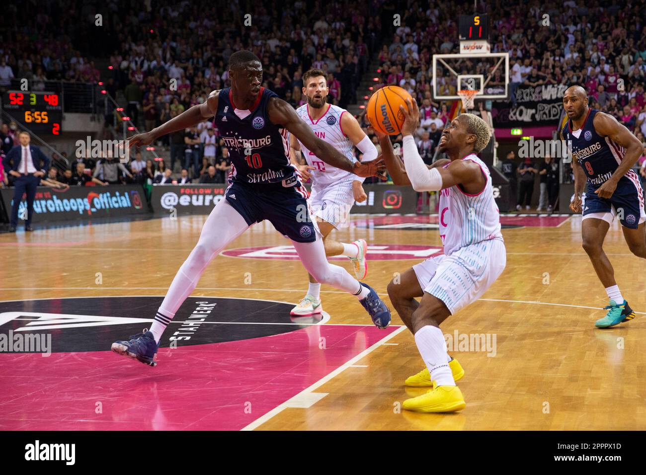 Bonn, Deutschland. 18th Apr, 2023. TJ SHORTS II (BON, right.) throwing ...