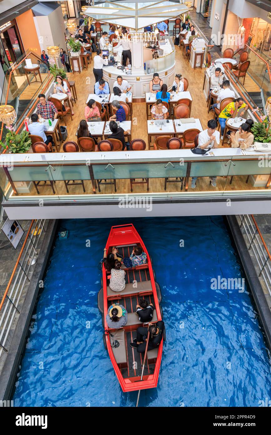 Sampan ride at The Shoppes at Marina Bay Sands, Singapore Stock Photo ...