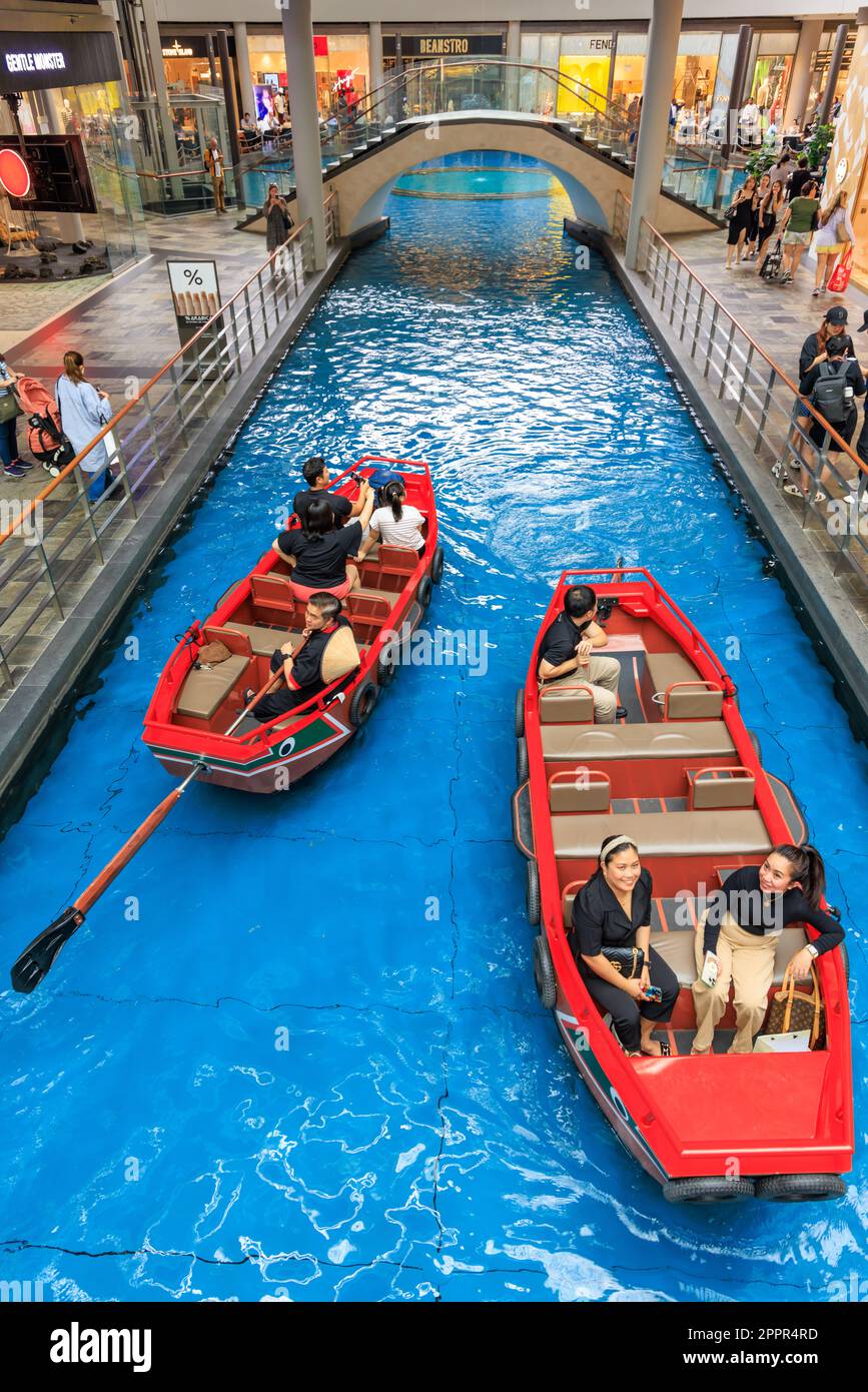 Sampan ride at The Shoppes at Marina Bay Sands, Singapore Stock Photo ...