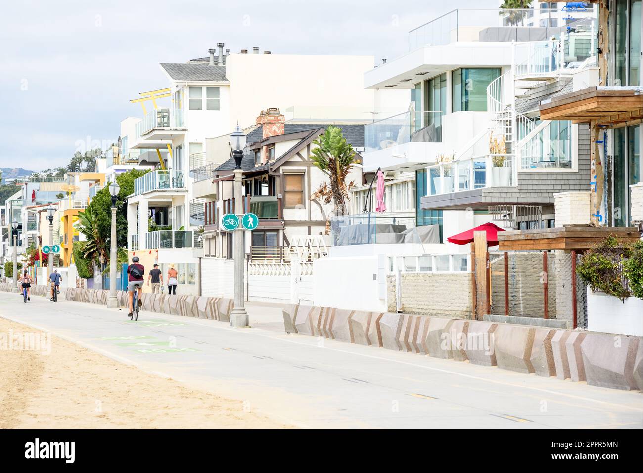 Bicycle lane and footpath lined with beachfront houses Stock Photo - Alamy
