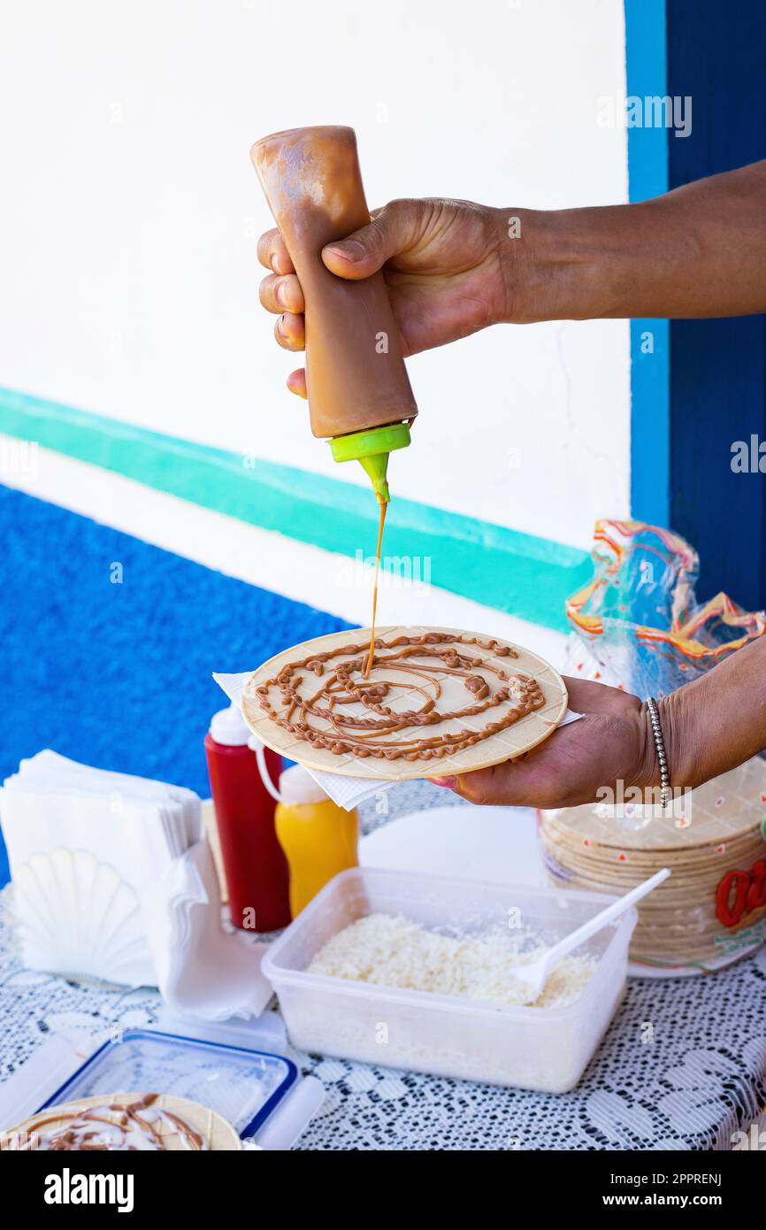 Preparation of the wafer with caramel sauce, cheese and blackberry ...