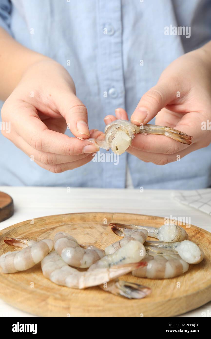 Female hands peeling shrimp cooking hi-res stock photography and images ...