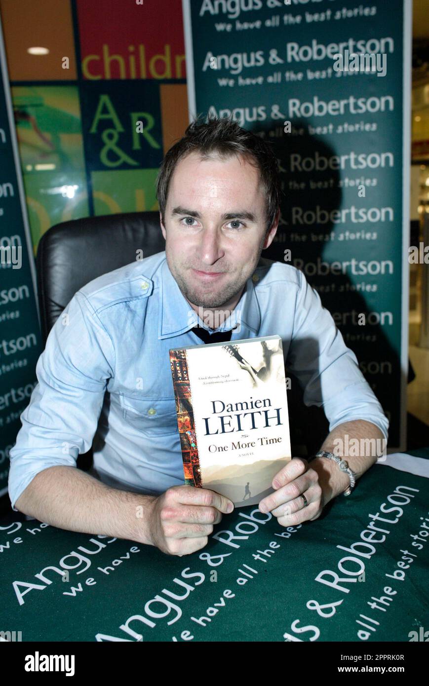 Irish ex-pat Damien Leith, winner of Australian Idol 2006, performs for ...