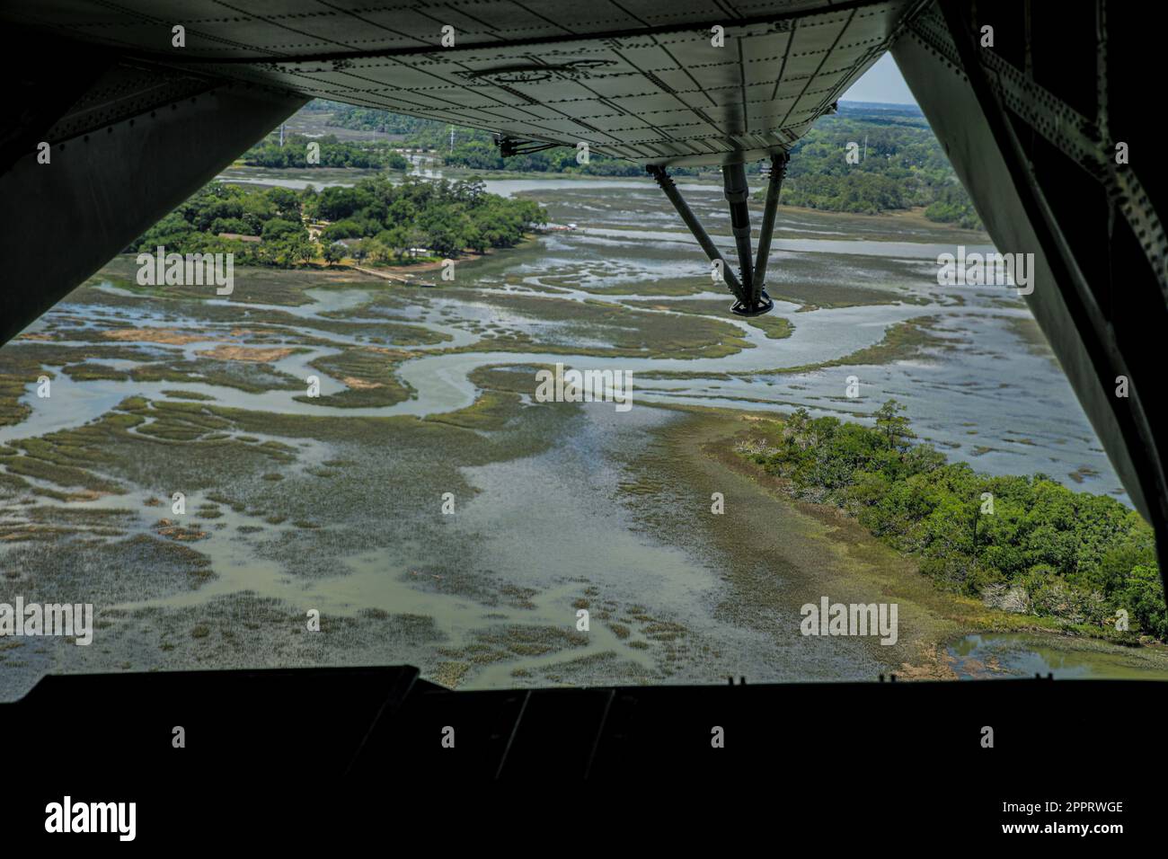 A U.S. Marine Corps CH-53E Super Stallion with Marine Heavy Helicopter ...