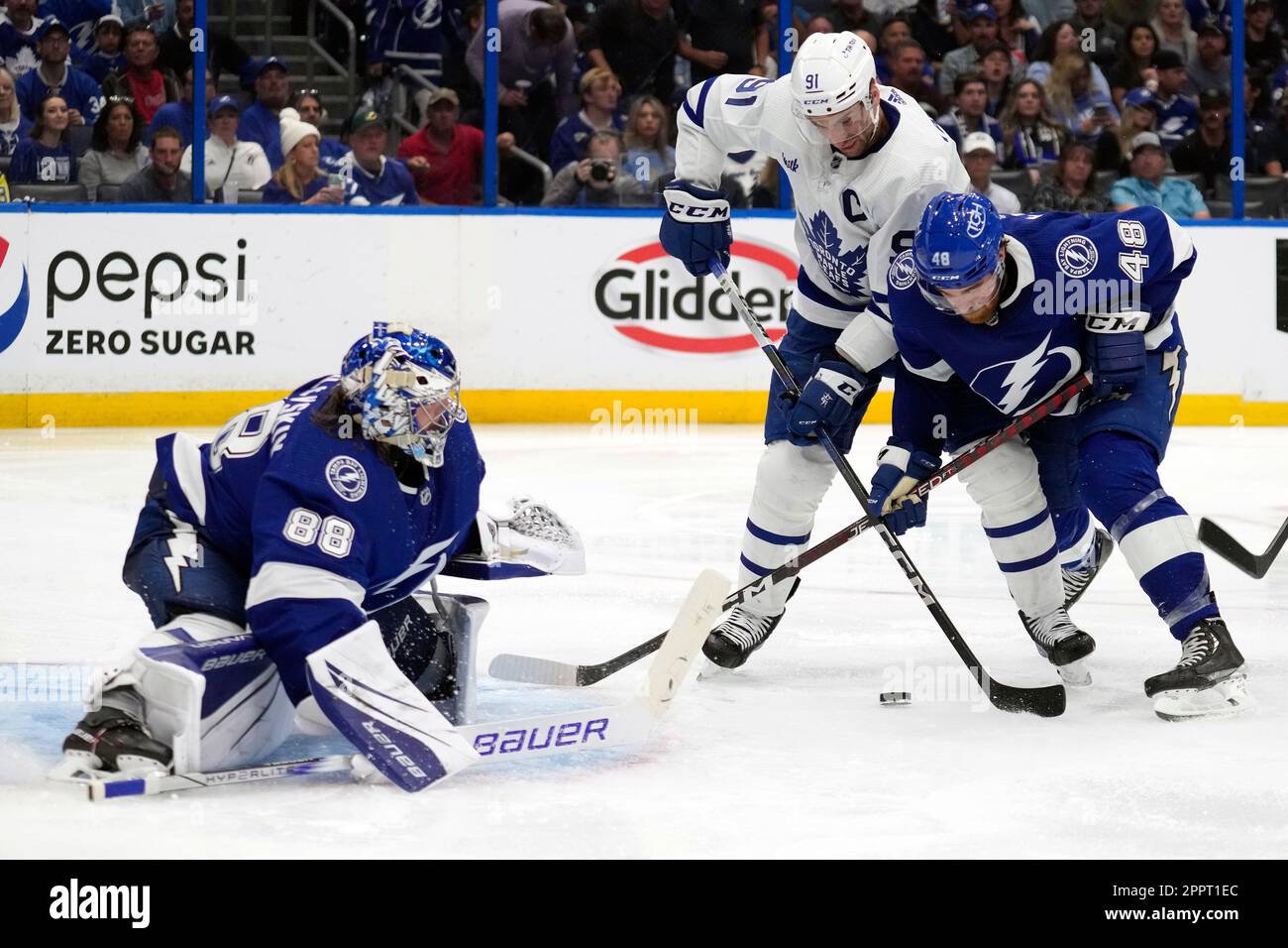 Toronto Maple Leafs center John Tavares (91) and Tampa Bay Lightning ...
