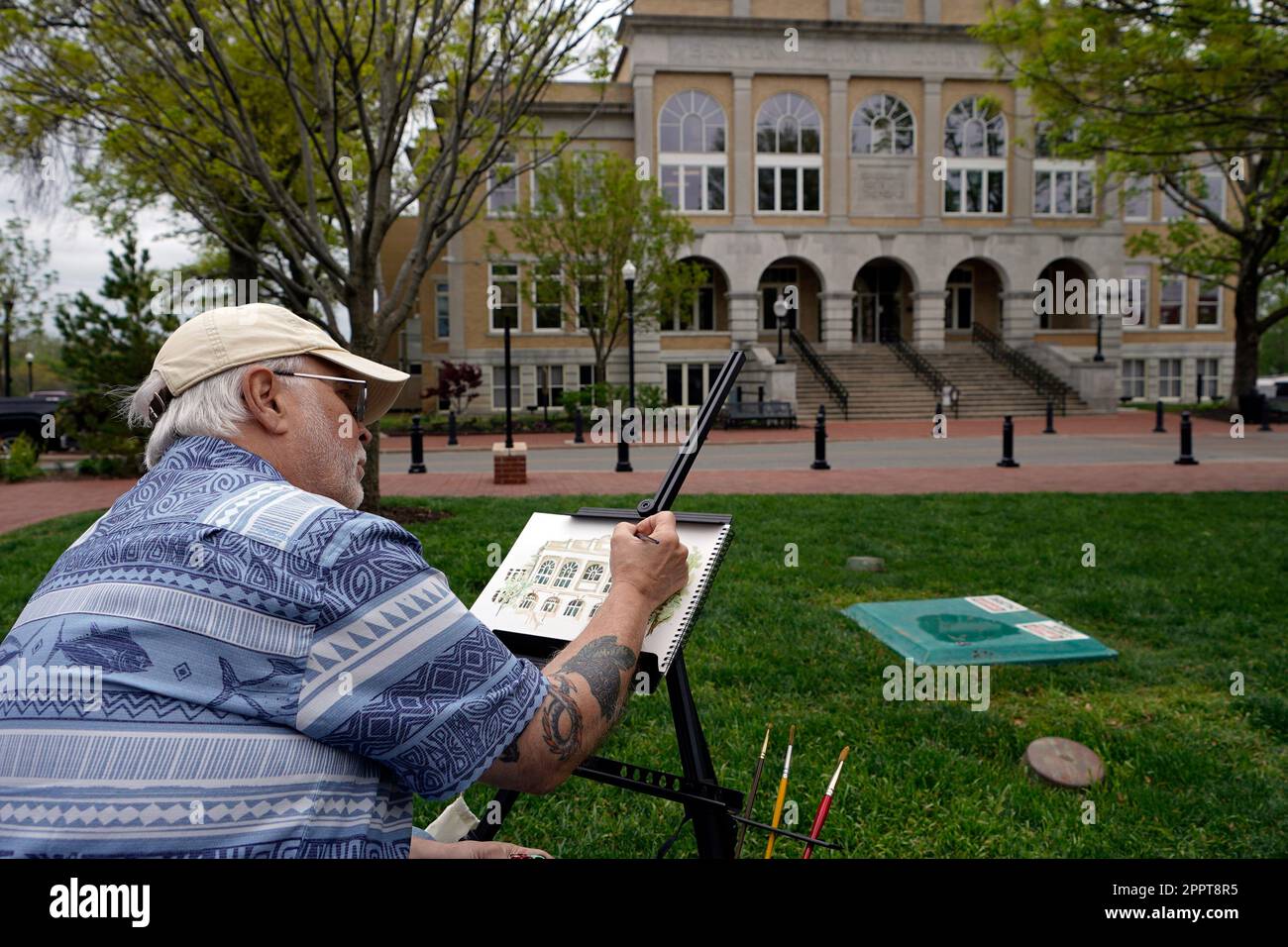 Gerald Hatley, of Bella Vista, Ark., sketches the Bentonville ...