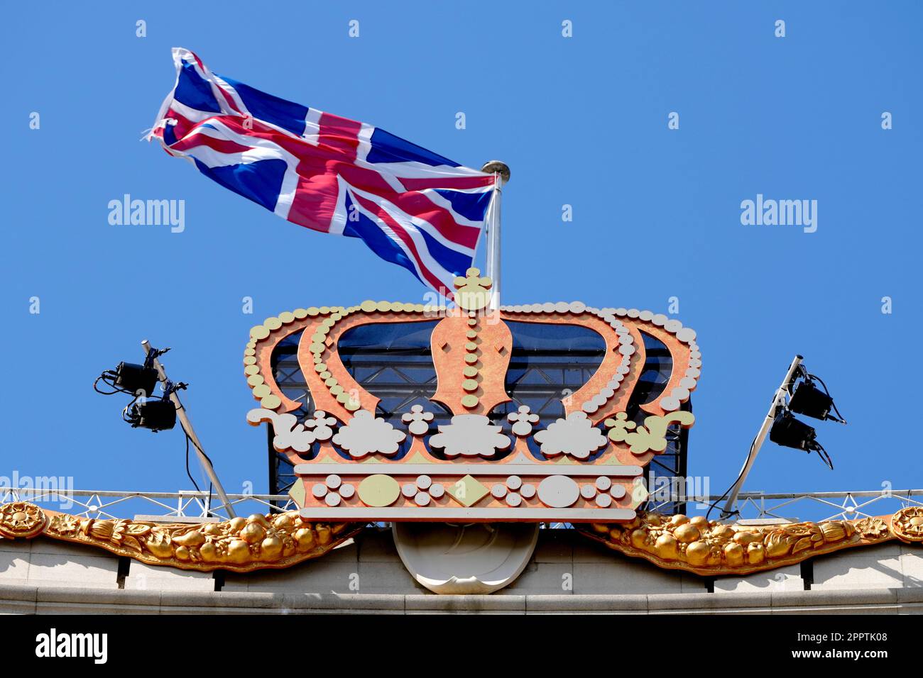 A facade mimicking the 1953 Coronation decor by Oliver Messel ...