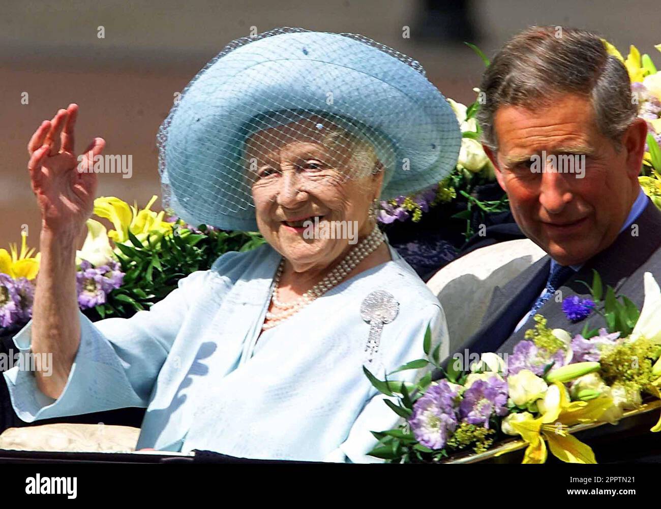King charles iii waving hi-res stock photography and images - Alamy