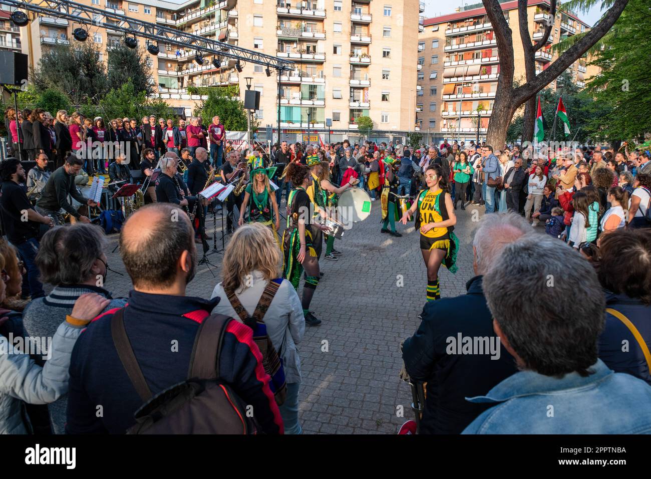 Inhabitants of the Quadraro in the 'Parco XVII Aprile 1944' (Park XVII ...
