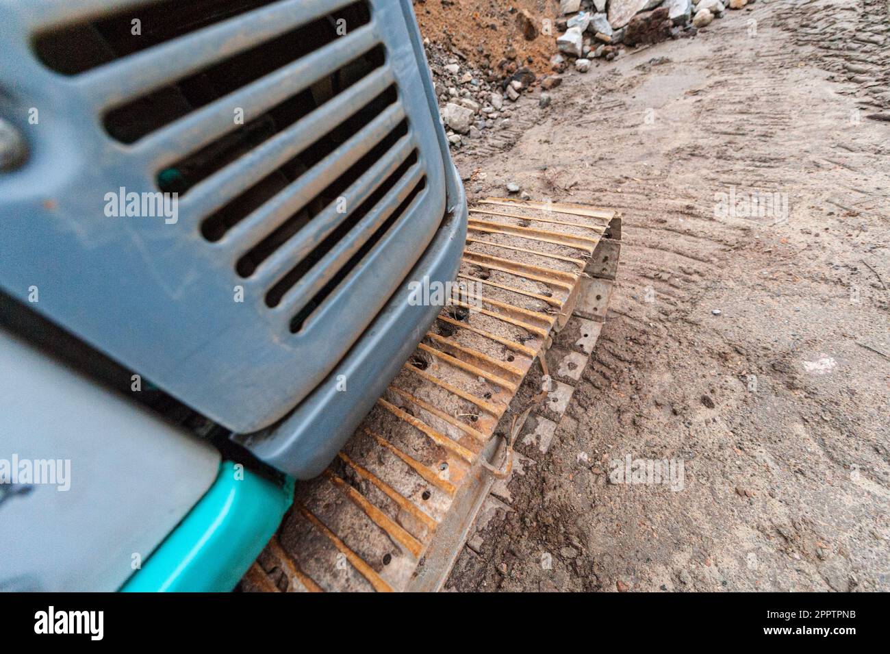 Metal belt of an excavator Stock Photo - Alamy