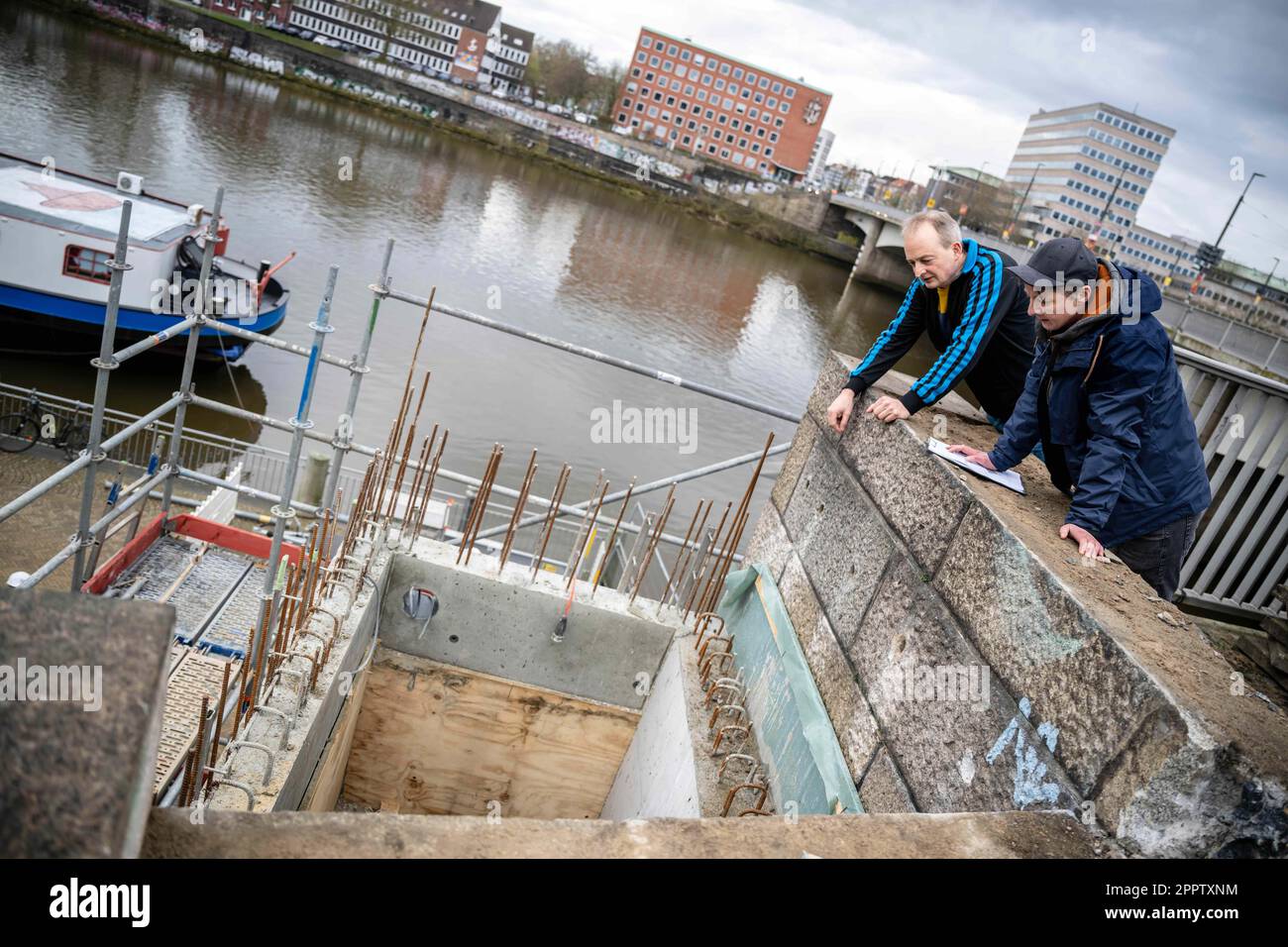 Bremen, Germany. 30th Mar, 2023. Henning Bleyl (l) and Evin ...