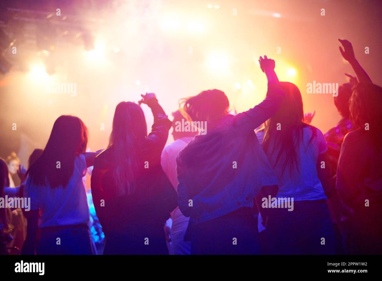 Crowd people in nightclub arena hi-res stock photography and images - Alamy
