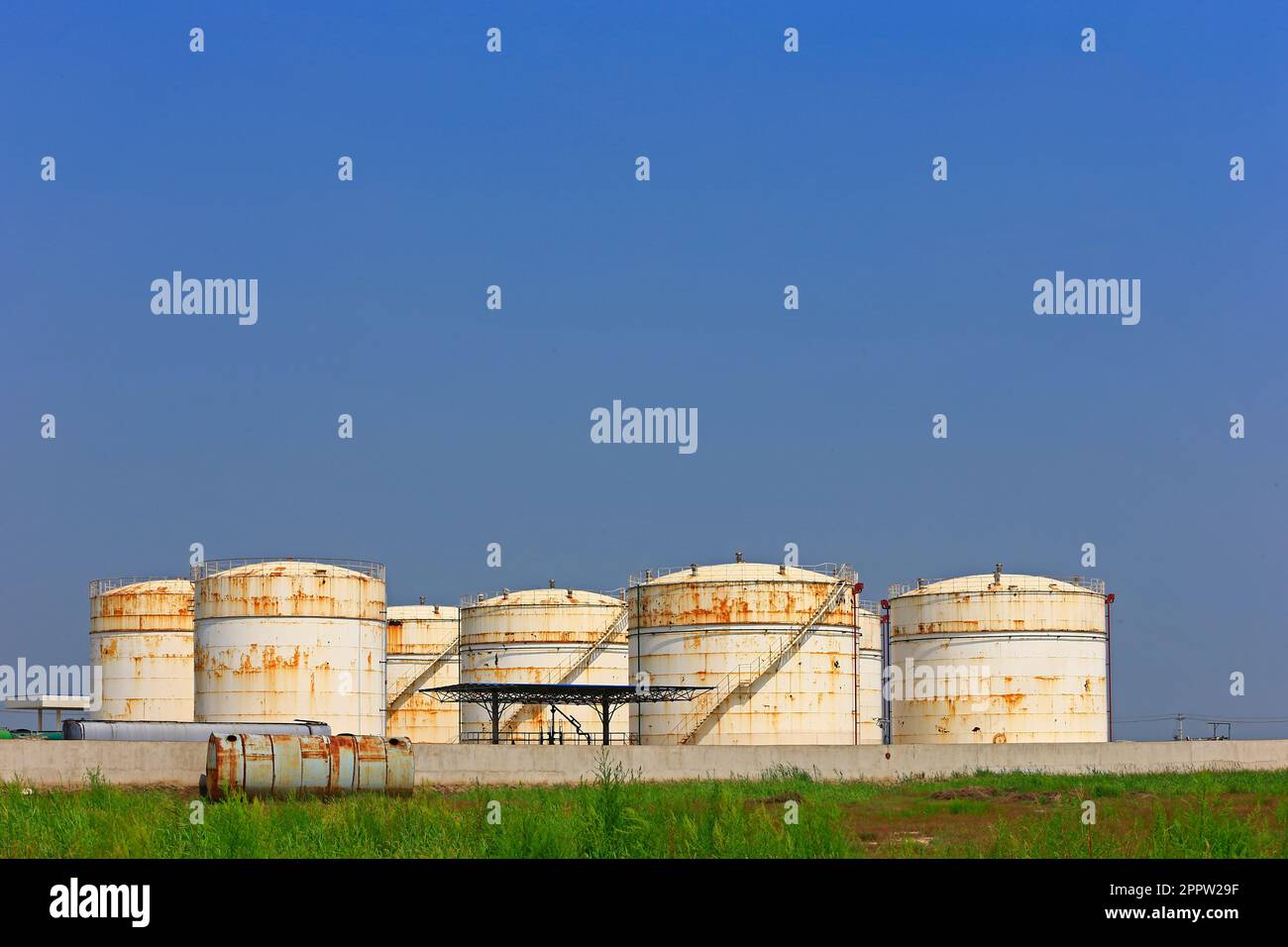 Oil storage tank, industrial equipment Stock Photo - Alamy