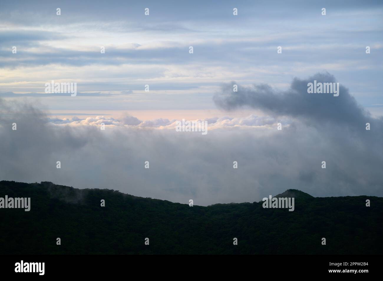 The sea of clouds and the high-altitude clouds move in opposite ...
