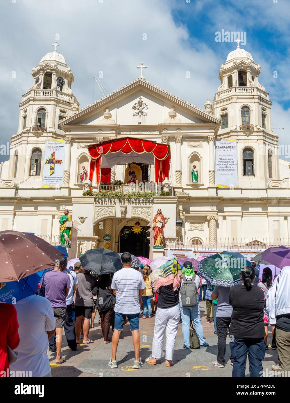 Manila,The Philippines-Jan 07 2023: People worship under the hot sun ...