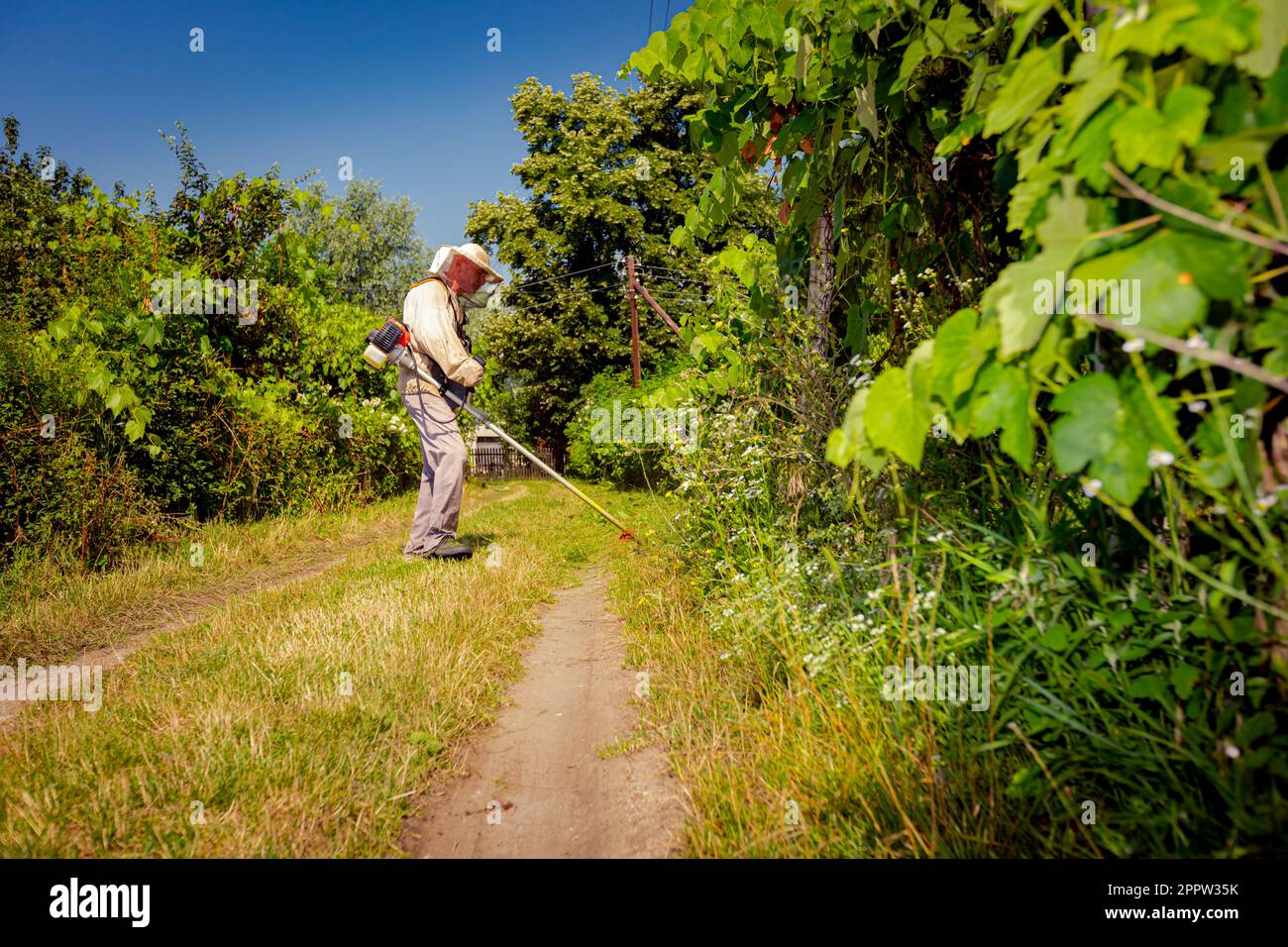 Man wearing overalls overall hi-res stock photography and images - Alamy