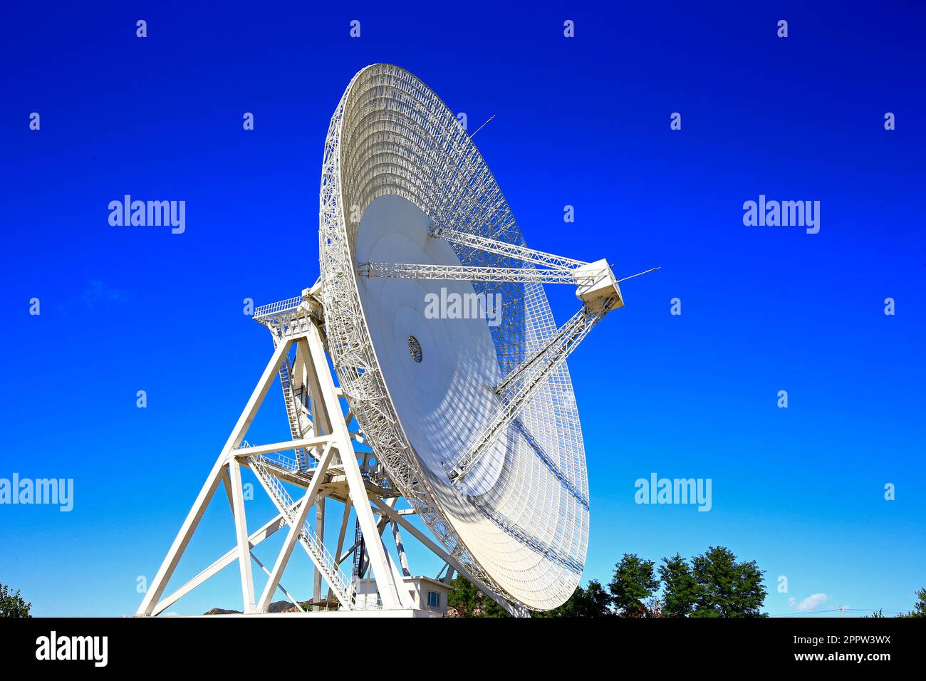 The observatory radio telescope Stock Photo - Alamy
