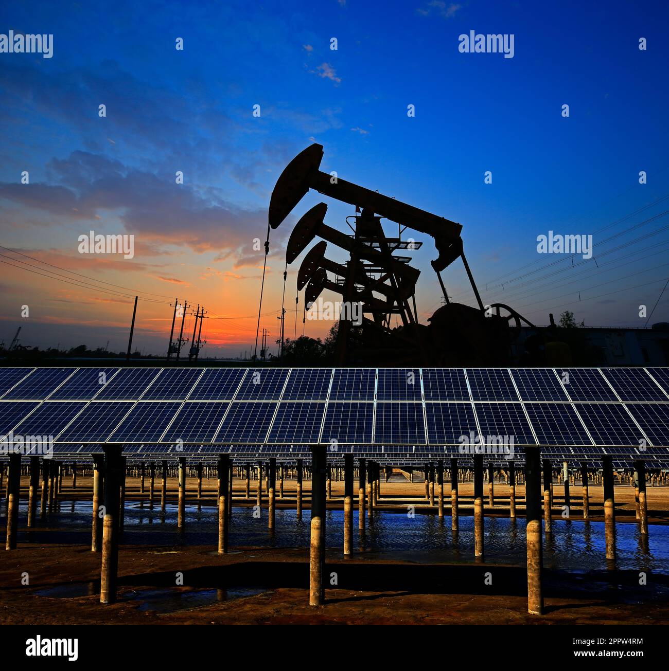 Oil pump solar panels hi-res stock photography and images - Alamy