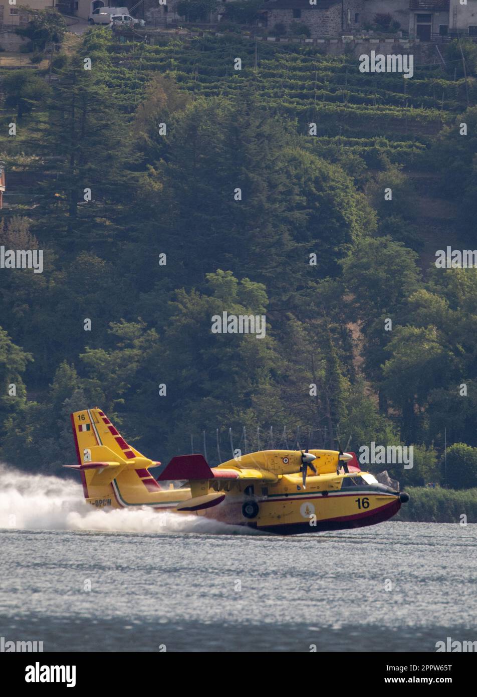 Canadair water bomber scooping from Lake Caldonazzo, Trentino ...
