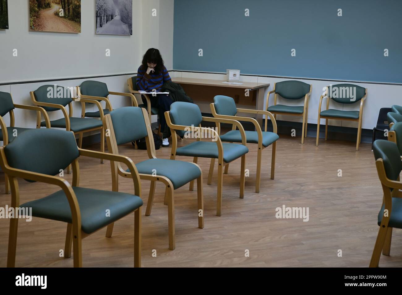 Chairs waiting room hospital doctors hi-res stock photography and ...